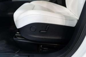 White Tesla Model X 2018 in Vilnius, with an engine capacity of 0.00 L and mileage of 112 thousand km for 24900 €, photo 11 on AUTOMOTO.COM.LV