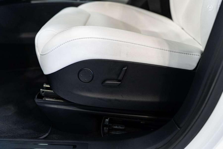 White Tesla Model X 2018 in Vilnius, with an engine capacity of 0.00 L and mileage of 112 thousand km for 24900 €, photo 11 on AUTOMOTO.COM.LV