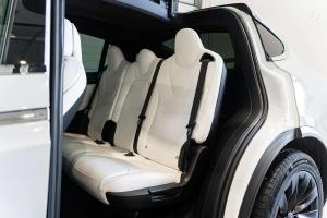 White Tesla Model X 2018 in Vilnius, with an engine capacity of 0.00 L and mileage of 112 thousand km for 24900 €, photo 13 on AUTOMOTO.COM.LV