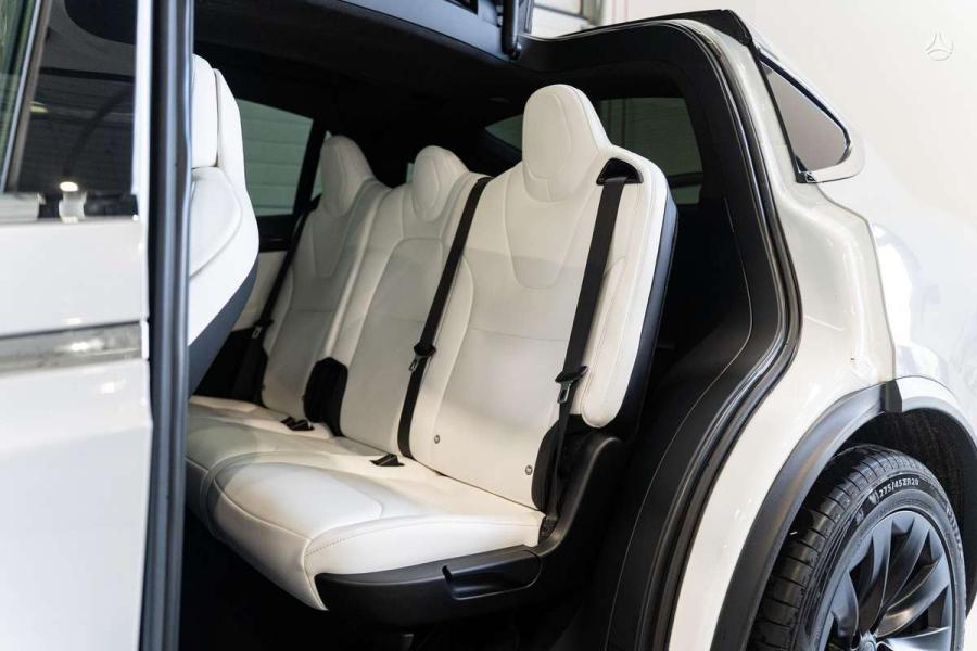 White Tesla Model X 2018 in Vilnius, with an engine capacity of 0.00 L and mileage of 112 thousand km for 24900 €, photo 13 on AUTOMOTO.COM.LV