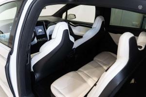 White Tesla Model X 2018 in Vilnius, with an engine capacity of 0.00 L and mileage of 112 thousand km for 24900 €, photo 14 on AUTOMOTO.COM.LV