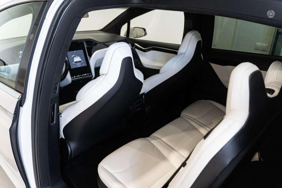 White Tesla Model X 2018 in Vilnius, with an engine capacity of 0.00 L and mileage of 112 thousand km for 24900 €, photo 14 on AUTOMOTO.COM.LV