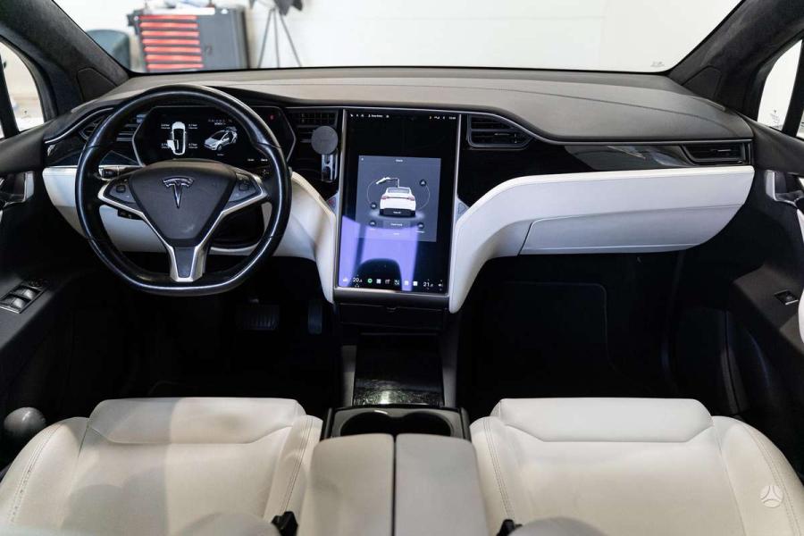 White Tesla Model X 2018 in Vilnius, with an engine capacity of 0.00 L and mileage of 112 thousand km for 24900 €, photo 15 on AUTOMOTO.COM.LV