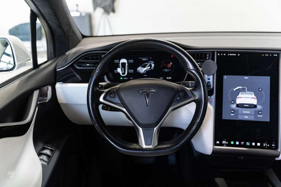 White Tesla Model X 2018 in Vilnius, with an engine capacity of 0.00 L and mileage of 112 thousand km for 24900 €, photo 16 on AUTOMOTO.COM.LV