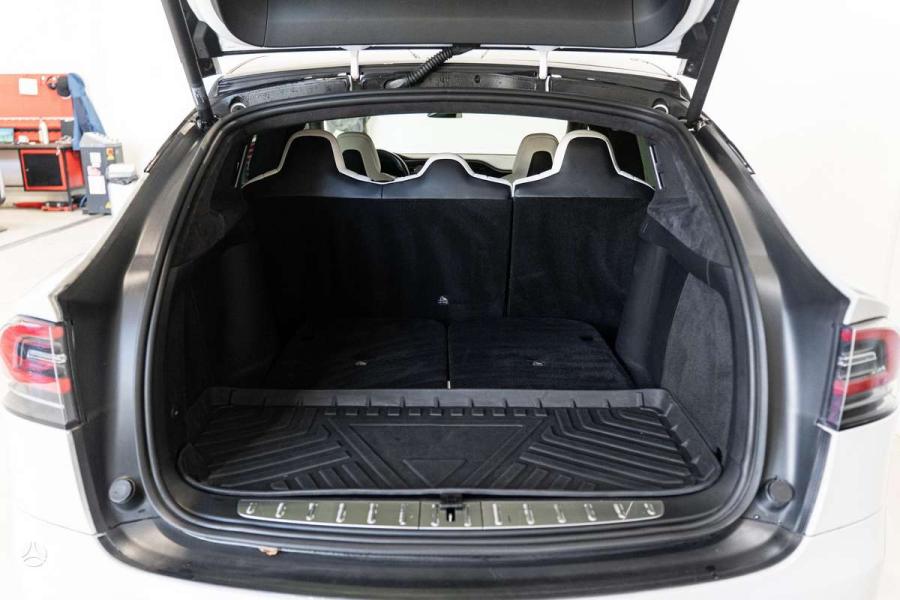 White Tesla Model X 2018 in Vilnius, with an engine capacity of 0.00 L and mileage of 112 thousand km for 24900 €, photo 17 on AUTOMOTO.COM.LV