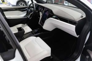 White Tesla Model X 2018 in Vilnius, with an engine capacity of 0.00 L and mileage of 112 thousand km for 24900 €, photo 19 on AUTOMOTO.COM.LV