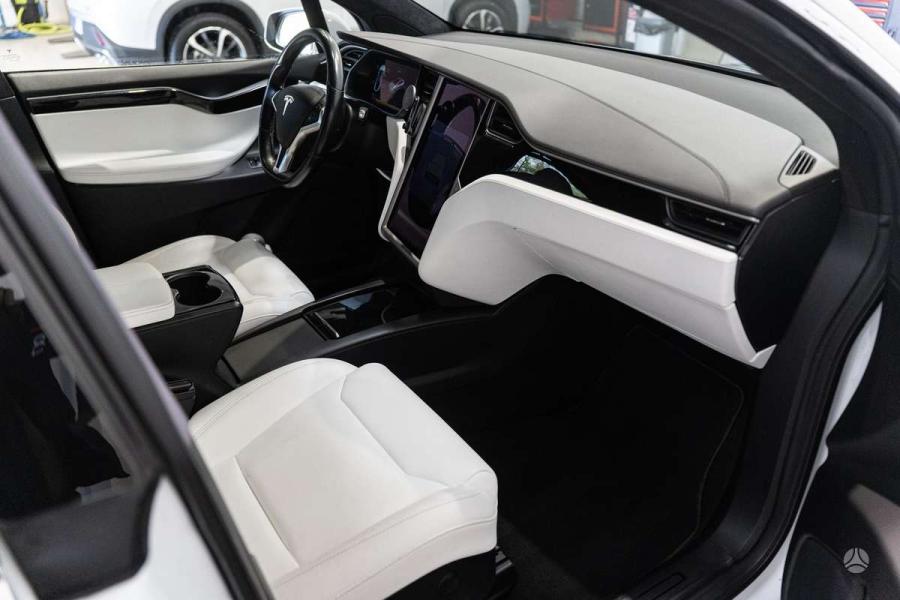 White Tesla Model X 2018 in Vilnius, with an engine capacity of 0.00 L and mileage of 112 thousand km for 24900 €, photo 19 on AUTOMOTO.COM.LV