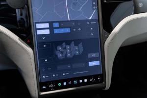White Tesla Model X 2018 in Vilnius, with an engine capacity of 0.00 L and mileage of 112 thousand km for 24900 €, photo 23 on AUTOMOTO.COM.LV