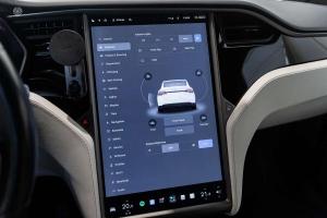 White Tesla Model X 2018 in Vilnius, with an engine capacity of 0.00 L and mileage of 112 thousand km for 24900 €, photo 24 on AUTOMOTO.COM.LV