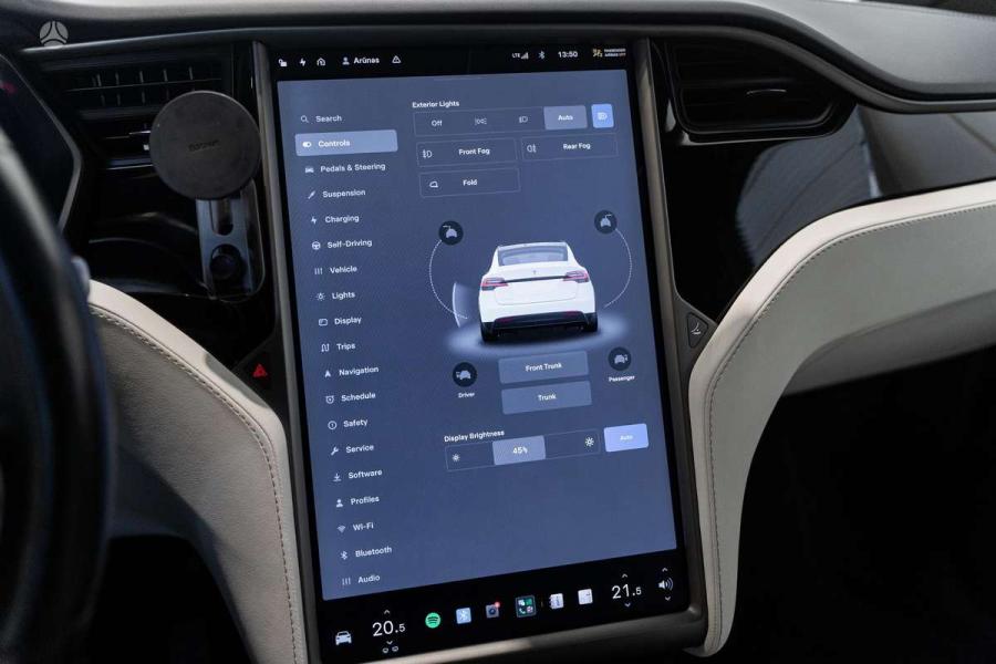 White Tesla Model X 2018 in Vilnius, with an engine capacity of 0.00 L and mileage of 112 thousand km for 24900 €, photo 24 on AUTOMOTO.COM.LV