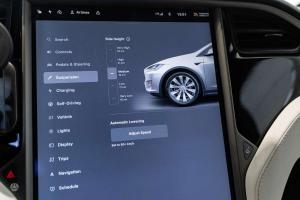White Tesla Model X 2018 in Vilnius, with an engine capacity of 0.00 L and mileage of 112 thousand km for 24900 €, photo 26 on AUTOMOTO.COM.LV