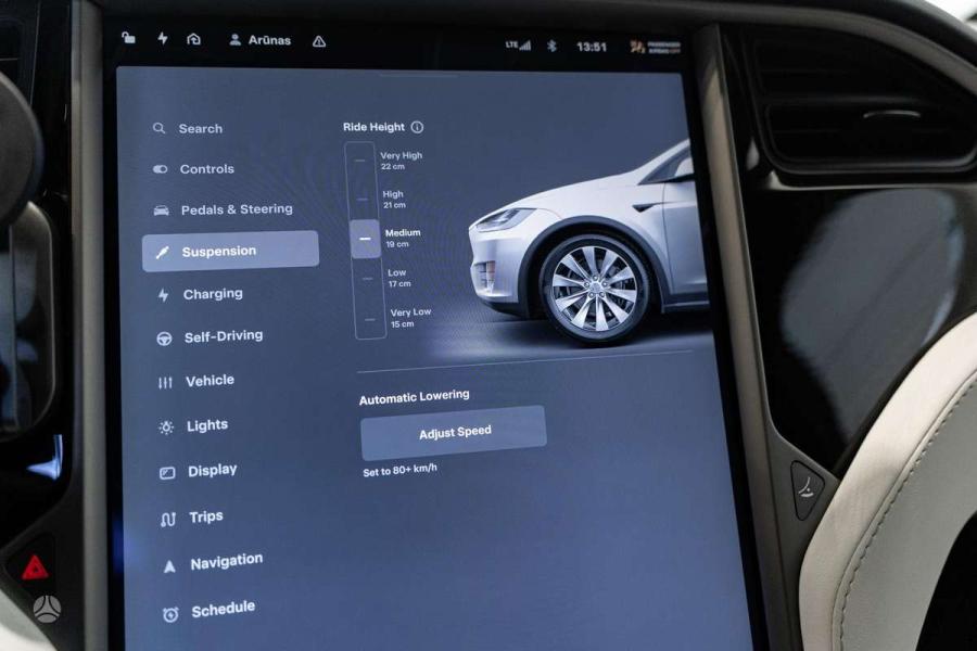 White Tesla Model X 2018 in Vilnius, with an engine capacity of 0.00 L and mileage of 112 thousand km for 24900 €, photo 26 on AUTOMOTO.COM.LV