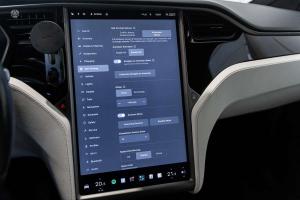 White Tesla Model X 2018 in Vilnius, with an engine capacity of 0.00 L and mileage of 112 thousand km for 24900 €, photo 27 on AUTOMOTO.COM.LV