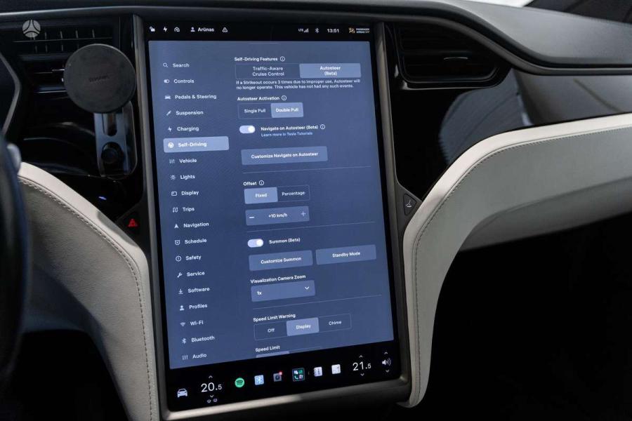 White Tesla Model X 2018 in Vilnius, with an engine capacity of 0.00 L and mileage of 112 thousand km for 24900 €, photo 27 on AUTOMOTO.COM.LV