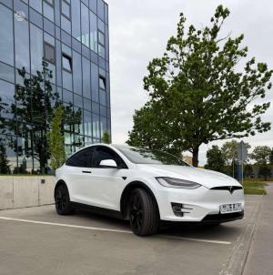 White Tesla Model X 2019 in Panevezys, with an engine capacity of 0.00 L and mileage of 175 thousand km for 33500 €, photo  on AUTOMOTO.COM.LV