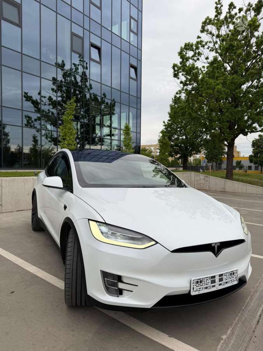 White Tesla Model X 2019 in Panevezys, with an engine capacity of 0.00 L and mileage of 175 thousand km for 33500 €, photo 3 on AUTOMOTO.COM.LV