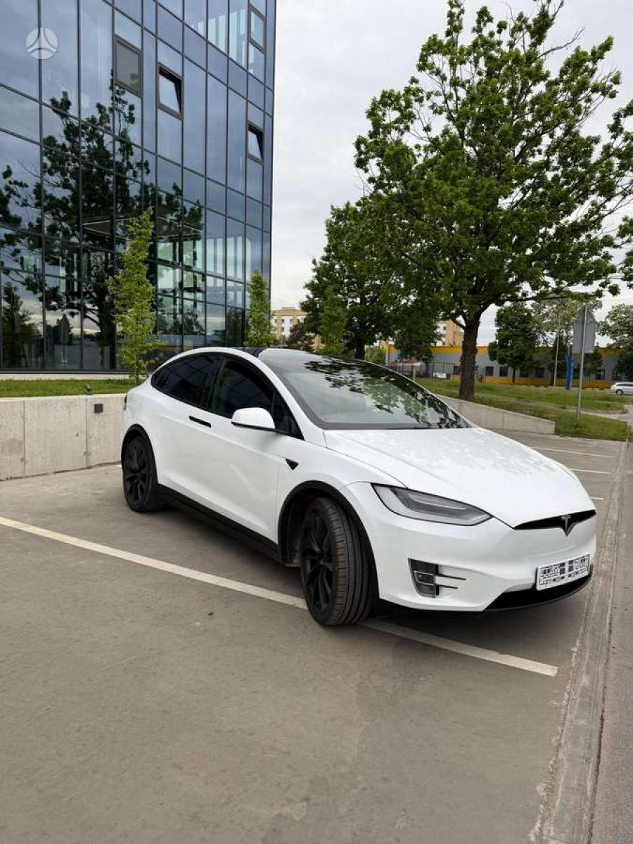 White Tesla Model X 2019 in Panevezys, with an engine capacity of 0.00 L and mileage of 175 thousand km for 33500 €, photo 4 on AUTOMOTO.COM.LV