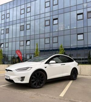 White Tesla Model X 2019 in Panevezys, with an engine capacity of 0.00 L and mileage of 175 thousand km for 33500 €, photo 6 on AUTOMOTO.COM.LV
