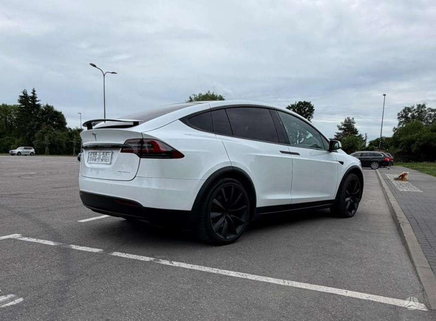 White Tesla Model X 2019 in Panevezys, with an engine capacity of 0.00 L and mileage of 175 thousand km for 33500 €, photo 11 on AUTOMOTO.COM.LV
