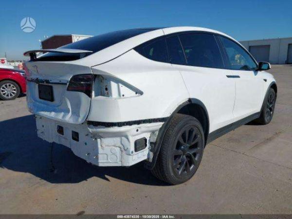 White Tesla Model X 2022 in Klaipeda, with an engine capacity of 0.00 L and mileage of 32 thousand km for 21000 €, photo 4 on AUTOMOTO.COM.LV