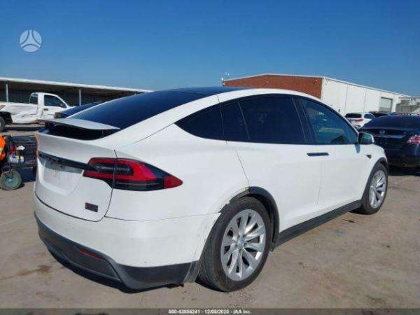 White Tesla Model X 2022 in Klaipeda, with an engine capacity of 0.00 L and mileage of 150 thousand km for 17700 €, photo 4 on AUTOMOTO.COM.LV
