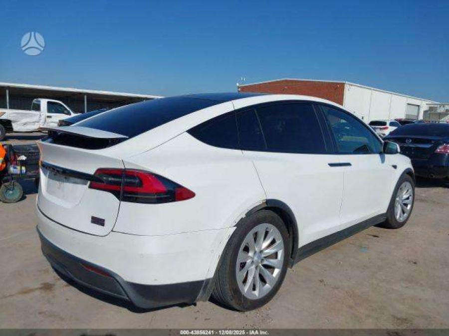Balts Tesla Model X 2022 Klaipėda, ar dzinēja tilpumu 0.00 L un nobraukumu 150 tūkst. km par 17700 €, foto 4 vietnē AUTOMOTO.COM.LV
