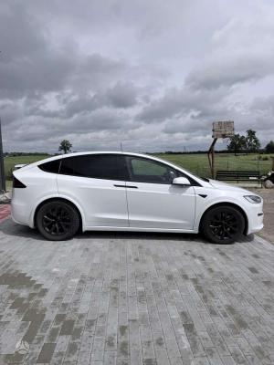 White Tesla Model X 2022 in Kaunas, with an engine capacity of 0.00 L and mileage of 67 thousand km for 57700 €, photo 5 on AUTOMOTO.COM.LV