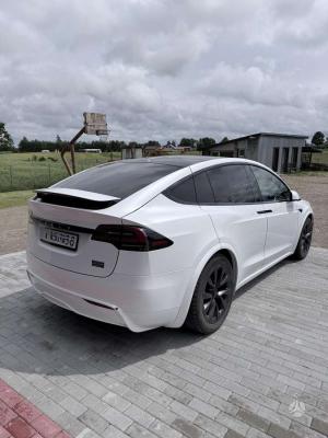 White Tesla Model X 2022 in Kaunas, with an engine capacity of 0.00 L and mileage of 67 thousand km for 57700 €, photo 6 on AUTOMOTO.COM.LV