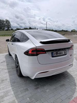 White Tesla Model X 2022 in Kaunas, with an engine capacity of 0.00 L and mileage of 67 thousand km for 57700 €, photo 8 on AUTOMOTO.COM.LV