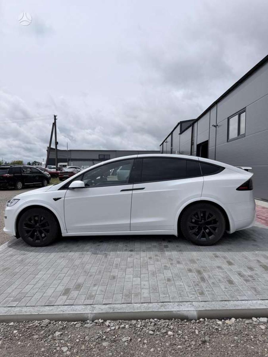White Tesla Model X 2022 in Kaunas, with an engine capacity of 0.00 L and mileage of 67 thousand km for 57700 €, photo 9 on AUTOMOTO.COM.LV