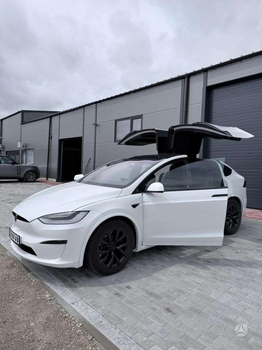 White Tesla Model X 2022 in Kaunas, with an engine capacity of 0.00 L and mileage of 67 thousand km for 57700 €, photo 11 on AUTOMOTO.COM.LV