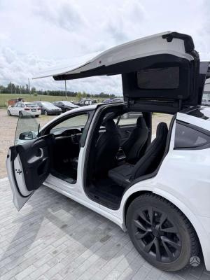 White Tesla Model X 2022 in Kaunas, with an engine capacity of 0.00 L and mileage of 67 thousand km for 57700 €, photo 12 on AUTOMOTO.COM.LV