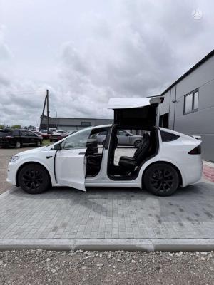 White Tesla Model X 2022 in Kaunas, with an engine capacity of 0.00 L and mileage of 67 thousand km for 57700 €, photo 13 on AUTOMOTO.COM.LV