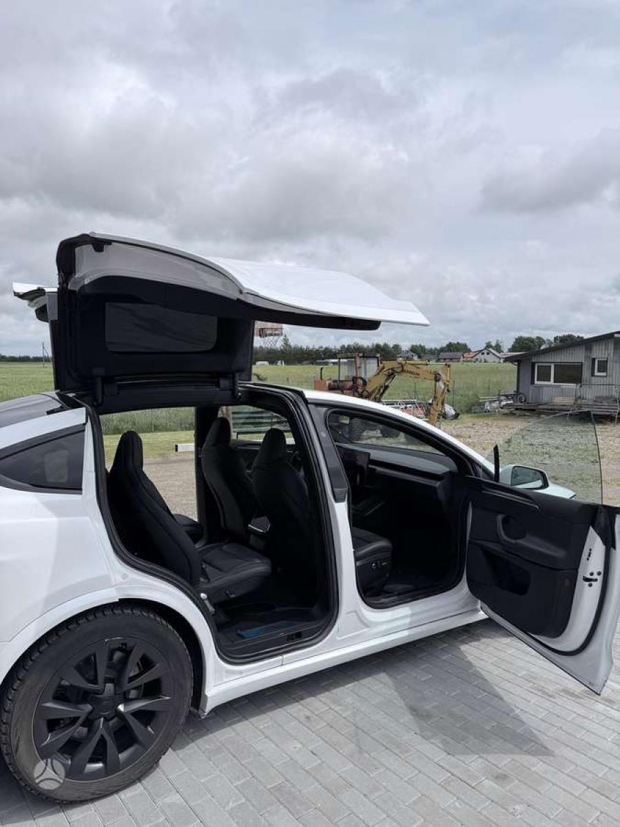 White Tesla Model X 2022 in Kaunas, with an engine capacity of 0.00 L and mileage of 67 thousand km for 57700 €, photo 14 on AUTOMOTO.COM.LV