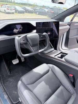 White Tesla Model X 2022 in Kaunas, with an engine capacity of 0.00 L and mileage of 67 thousand km for 57700 €, photo 15 on AUTOMOTO.COM.LV
