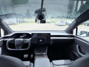 White Tesla Model X 2022 in Kaunas, with an engine capacity of 0.00 L and mileage of 67 thousand km for 57700 €, photo 16 on AUTOMOTO.COM.LV