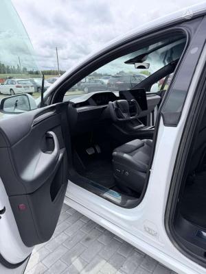 White Tesla Model X 2022 in Kaunas, with an engine capacity of 0.00 L and mileage of 67 thousand km for 57700 €, photo 17 on AUTOMOTO.COM.LV