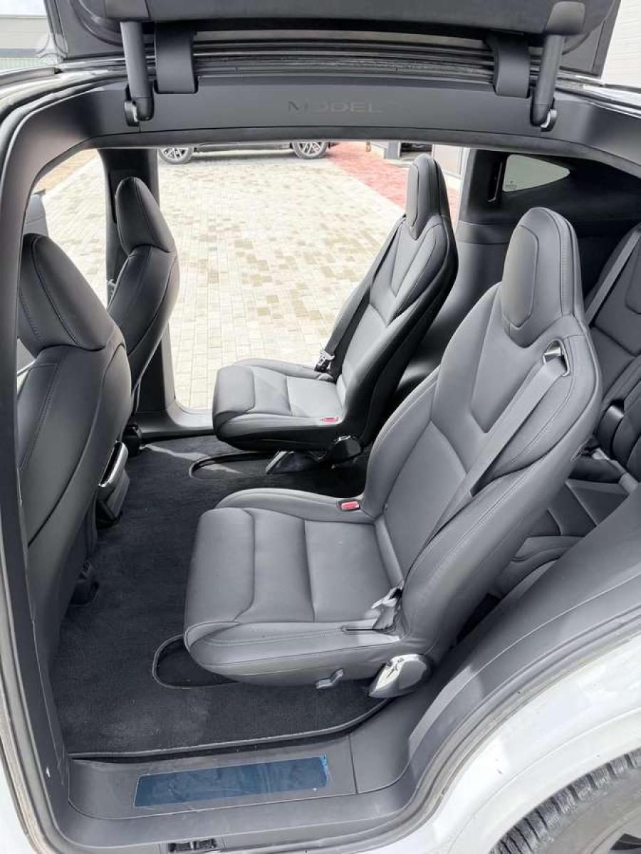 White Tesla Model X 2022 in Kaunas, with an engine capacity of 0.00 L and mileage of 67 thousand km for 57700 €, photo 18 on AUTOMOTO.COM.LV