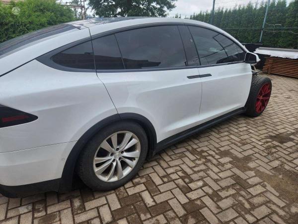 Balts Tesla Model X 2022 Alīta, ar dzinēja tilpumu 0.00 L un nobraukumu 178 tūkst. km par 19600 €, foto 9 vietnē AUTOMOTO.COM.LV