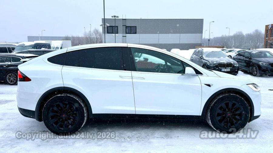 White Tesla Model X 2017 in Tallinn, with an engine capacity of 0.00 L and mileage of 116 thousand km for 36000 €, photo 4 on AUTOMOTO.COM.LV