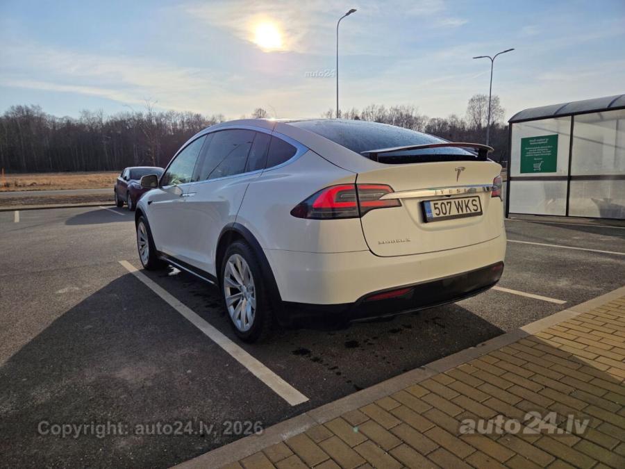 White Tesla Model X 2019 in Tallinn, with an engine capacity of 0.00 L and mileage of 109 thousand km for 34900 €, photo 7 on AUTOMOTO.COM.LV