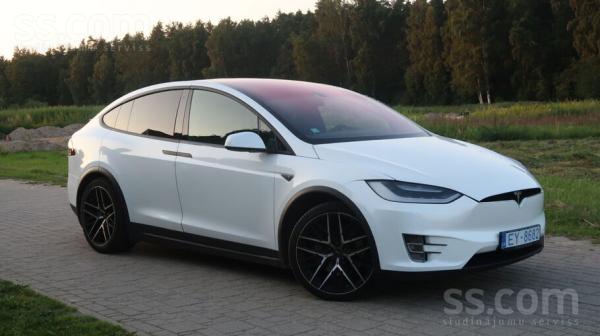 White Tesla Model X 2016 in Riga, with an engine capacity of 0.00 L and mileage of 185 thousand km for 20650 €, photo 8 on AUTOMOTO.COM.LV