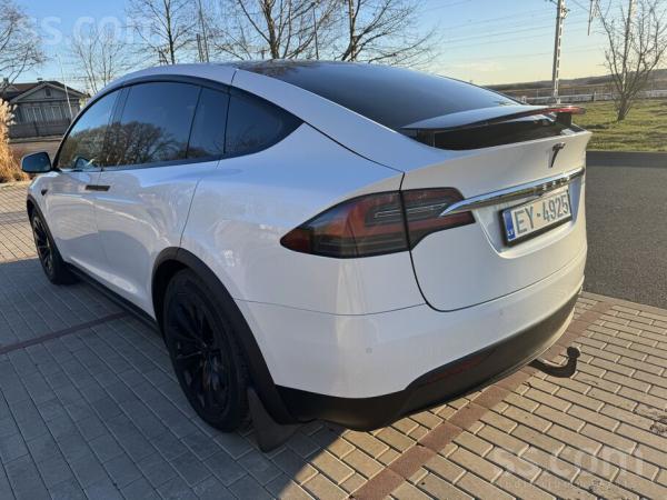 White Tesla Model X 2017 in Jurmala, with an engine capacity of 0.00 L and mileage of 158 thousand km for 25900 €, photo 4 on AUTOMOTO.COM.LV