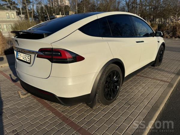 White Tesla Model X 2017 in Jurmala, with an engine capacity of 0.00 L and mileage of 158 thousand km for 25900 €, photo 6 on AUTOMOTO.COM.LV