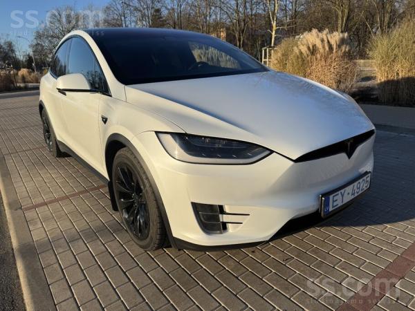 White Tesla Model X 2017 in Jurmala, with an engine capacity of 0.00 L and mileage of 158 thousand km for 25900 €, photo 8 on AUTOMOTO.COM.LV