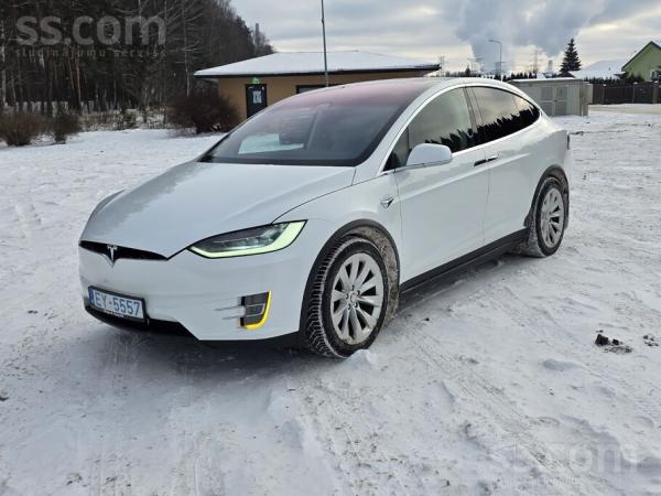 White Tesla Model X 2017 in Riga, with an engine capacity of 0.00 L and mileage of 218 thousand km for 20450 €, photo 1 on AUTOMOTO.COM.LV