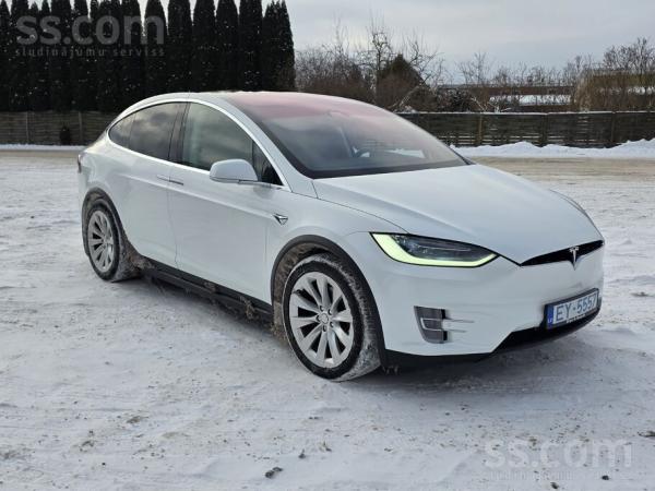 White Tesla Model X 2017 in Riga, with an engine capacity of 0.00 L and mileage of 218 thousand km for 20450 €, photo 2 on AUTOMOTO.COM.LV