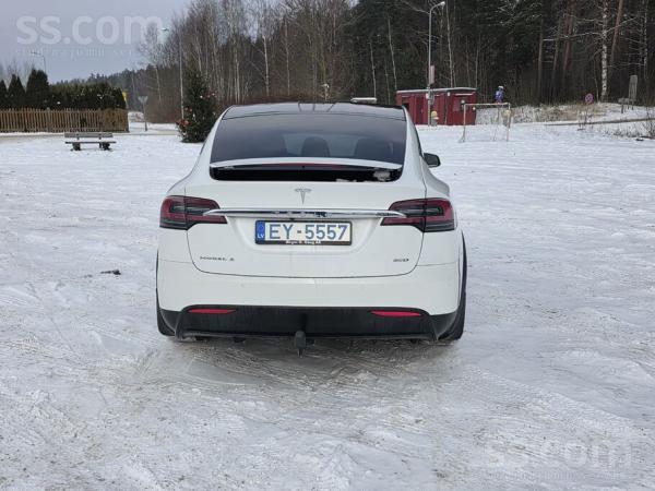 White Tesla Model X 2017 in Riga, with an engine capacity of 0.00 L and mileage of 218 thousand km for 20450 €, photo 5 on AUTOMOTO.COM.LV