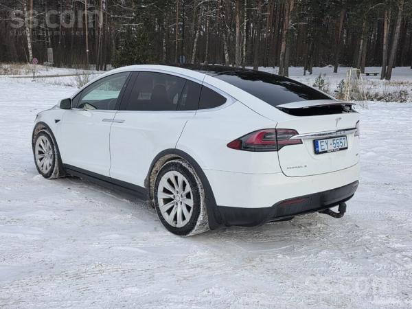 White Tesla Model X 2017 in Riga, with an engine capacity of 0.00 L and mileage of 218 thousand km for 20450 €, photo 6 on AUTOMOTO.COM.LV