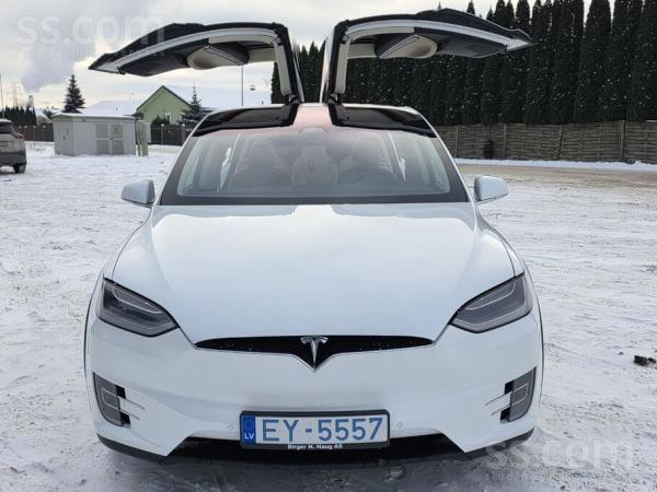 White Tesla Model X 2017 in Riga, with an engine capacity of 0.00 L and mileage of 218 thousand km for 20450 €, photo 8 on AUTOMOTO.COM.LV